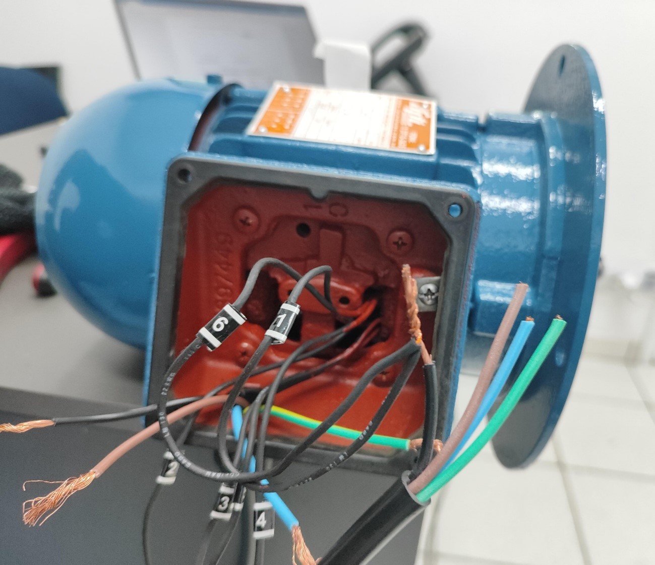 Como realizar a Ligação de Motor Elétrico trifásico com 6 pontas em ...